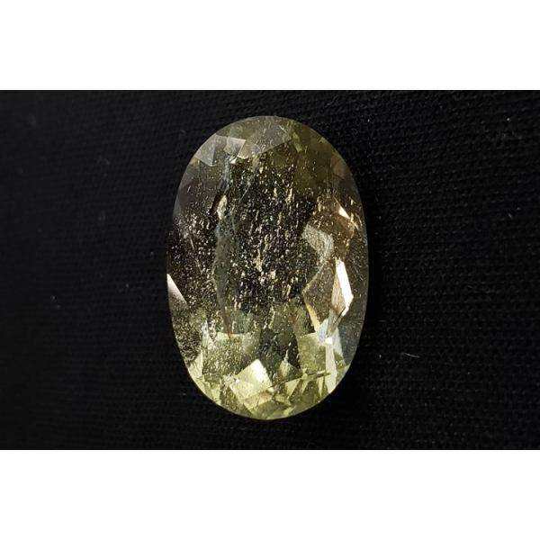 サイズ約2.5×1.6×1.2cm 24.563ct<br><br>リビア砂漠で発見されたガラス質隕石です。半透明のレモンイエローが大変美しい隕石です。通常、市場に出回っております、リビアグラスは黒い部分、透明感のな...