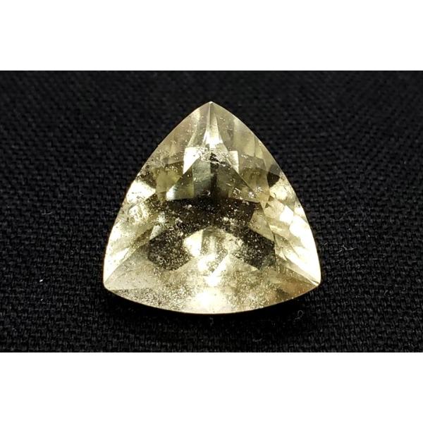 サイズ約1.7×1.7×1.0cm 11.907ct<br><br>リビア砂漠で発見されたガラス質隕石です。半透明のレモンイエローが大変美しい隕石です。通常、市場に出回っております、リビアグラスは黒い部分、透明感のな...