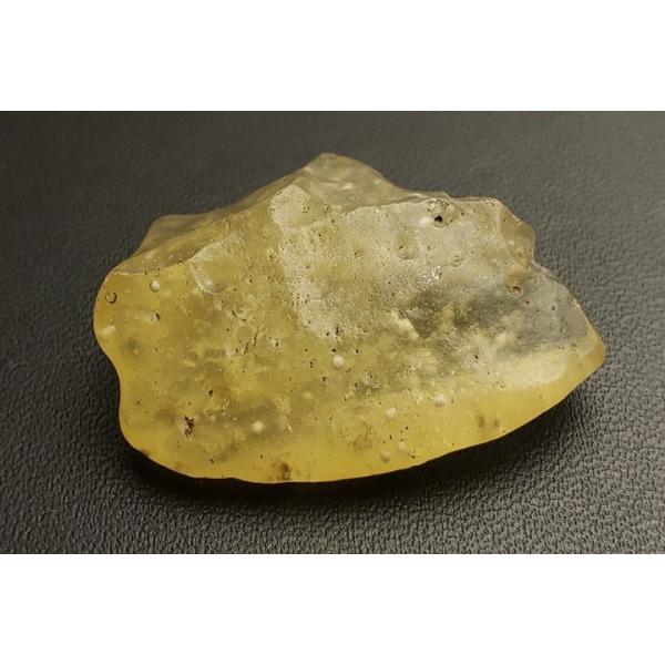 3.8×3.1×1.2cm 11.9gリビア砂漠で発見されたガラス質隕石です。半透明のレモンイエローが大変美しい隕石です。通常、市場に出回っております、リビアグラスは黒い部分、透明感のないものが大変多く出回っております。しかしながら、ギャラ...
