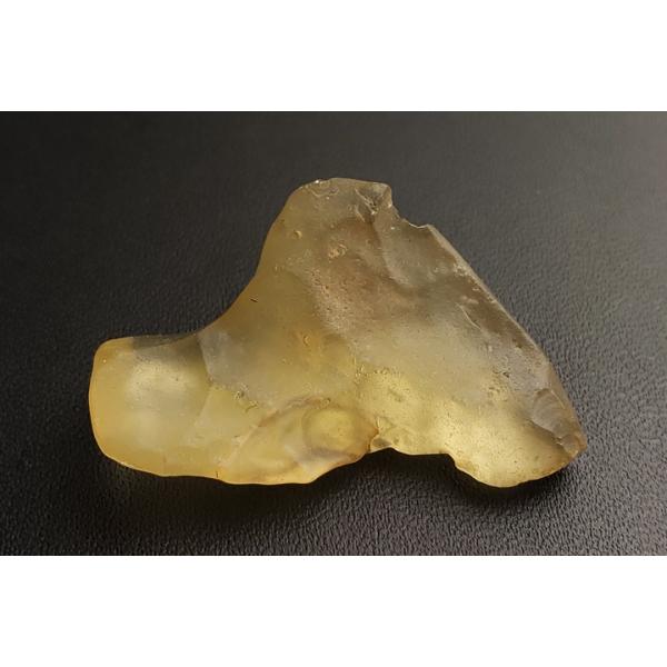 4.2×2.8×1.6cm 11.1g  リビア砂漠で発見されたガラス質隕石です。半透明のレモンイエローが大変美しい隕石です。通常、市場に出回っております、リビアグラスは黒い部分、透明感のないものが大変多く出回っております。しかしながら、ギ...