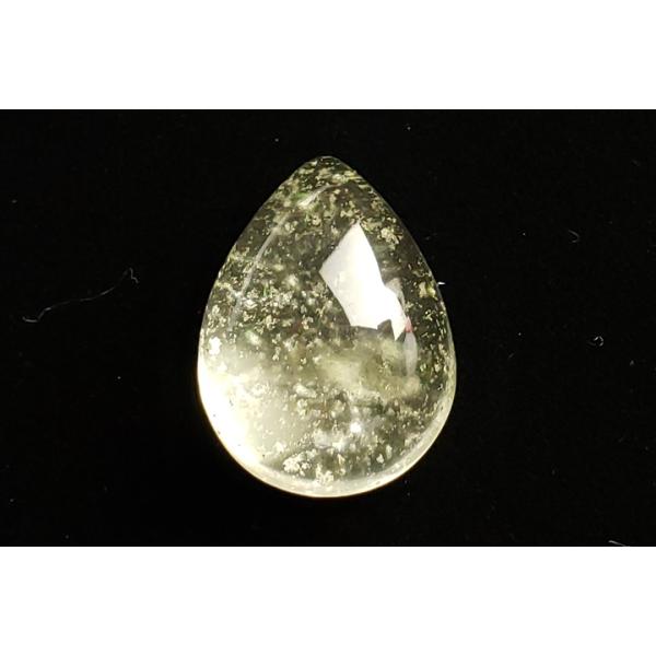 サイズ約1.8×1.3×0.8cm 11.25ct  リビア砂漠で発見されたガラス質隕石です。半透明のレモンイエローが大変美しい隕石です。通常、市場に出回っております、リビアグラスは黒い部分、透明感のないものが大変多く出回っております。しか...