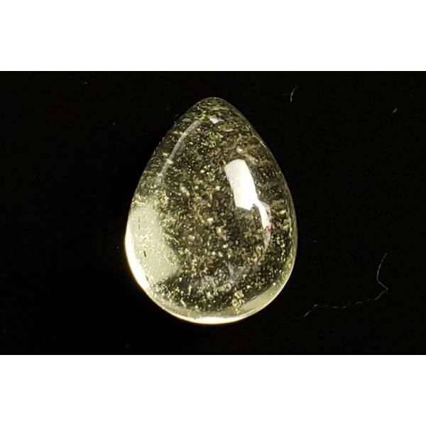 サイズ約1.5×1.1×0.7cm 8.10ct  リビア砂漠で発見されたガラス質隕石です。半透明のレモンイエローが大変美しい隕石です。通常、市場に出回っております、リビアグラスは黒い部分、透明感のないものが大変多く出回っております。しかし...