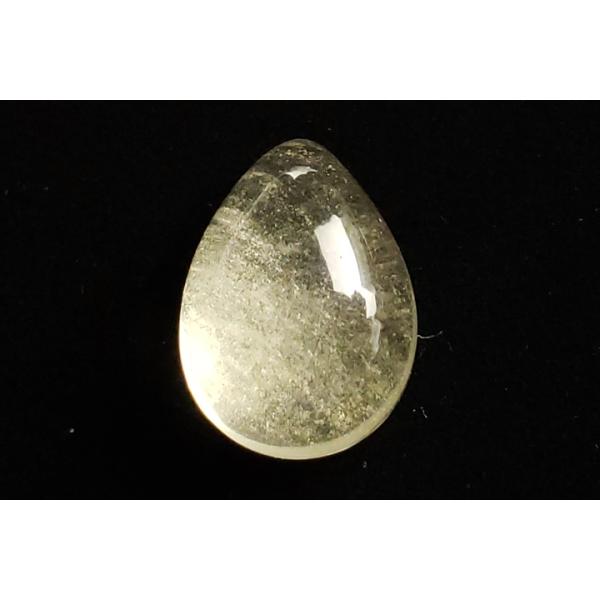 サイズ約1.4×1.0×0.7cm 6.60ct  リビア砂漠で発見されたガラス質隕石です。半透明のレモンイエローが大変美しい隕石です。通常、市場に出回っております、リビアグラスは黒い部分、透明感のないものが大変多く出回っております。しかし...
