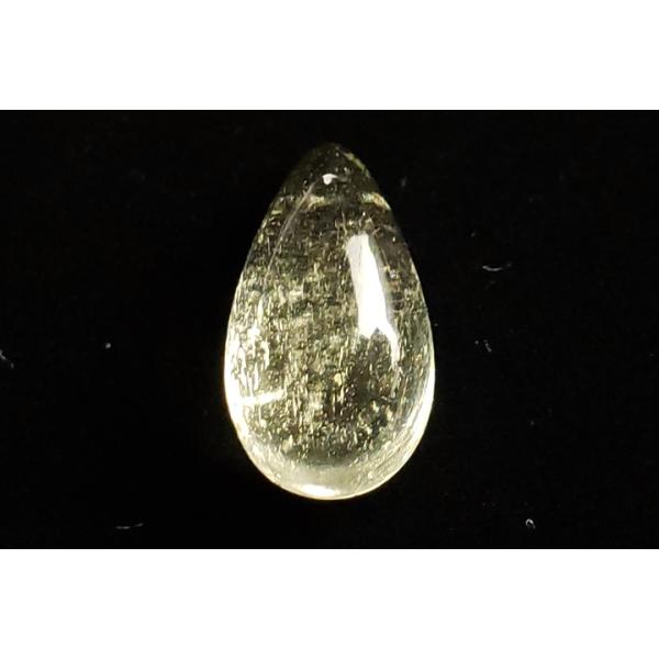 サイズ約1.5×0.8×0.7cm 5.24ct  リビア砂漠で発見されたガラス質隕石です。半透明のレモンイエローが大変美しい隕石です。通常、市場に出回っております、リビアグラスは黒い部分、透明感のないものが大変多く出回っております。しかし...