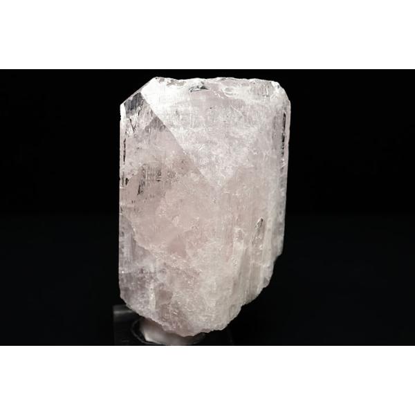 6.7×4.4×2.9cm 110g　薄いピンクに発色したメキシコ産ダンビュライトの結晶です。鋭利な両刃の剣のような結晶形をしています。Charcas, San Luis Potosi, Mexico