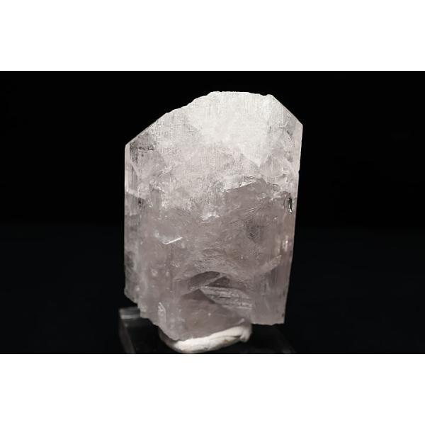 4.8×3.3×2.0cm 42g　薄いピンクに発色したメキシコ産ダンビュライトの結晶です。鋭利な両刃の剣のような結晶形をしています。Charcas, San Luis Potosi, Mexico