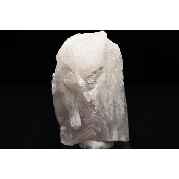 5.4×3.2×2.2cm 52g　薄いピンクに発色したメキシコ産ダンビュライトの結晶です。鋭利な両刃の剣のような結晶形をしています。Charcas, San Luis Potosi, Mexico