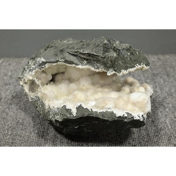 約19×13×12cm  約2.8kg　インドで産出されますオケナイト(オーケン石)です。ドイツの自然研究家のL.Oken氏にちなみましてオケナイトと命名されました。それが名前の由来であります。またラビットテールとも呼ばれておりまして、近年...