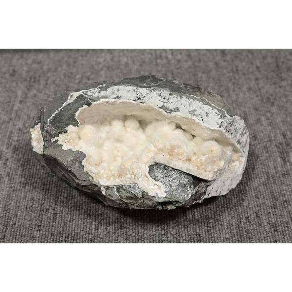 約19×12×10cm  約2.2kg　インドで産出されますオケナイト(オーケン石)です。ドイツの自然研究家のL.Oken氏にちなみましてオケナイトと命名されました。それが名前の由来であります。またラビットテールとも呼ばれておりまして、近年...