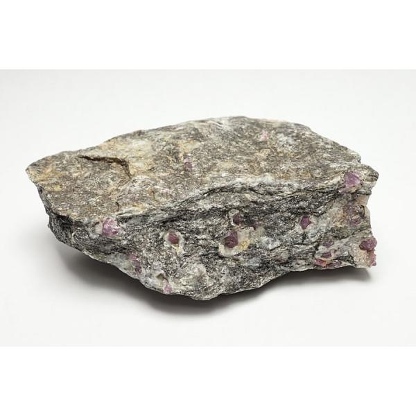 8.7×6.4×3.1cm 256g 　片麻岩質の母岩内に多数のルービー結晶が入っています。Mysore District,Karnataka,India