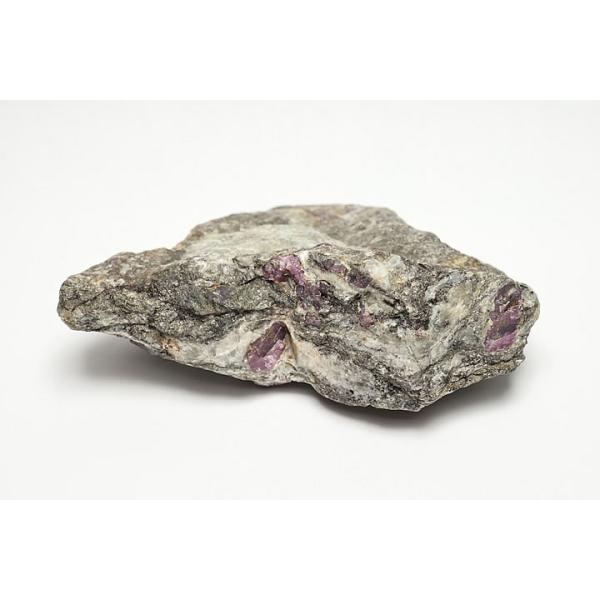 8.6×6.0×2.7cm 134g 　片麻岩質の母岩内に多数のルービー結晶が入っています。Mysore District,Karnataka,India