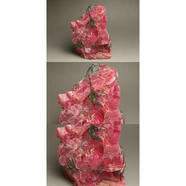 塊状に密集したロードクロサイト結晶です。ゴツゴツとした荒々しさのある標本です。透明度はやや落ちますが、結晶サイズが大きく見応えがあります。Sweet Home Mine,Alma,Colorado サイズ 9.7×11.3×6.6cm