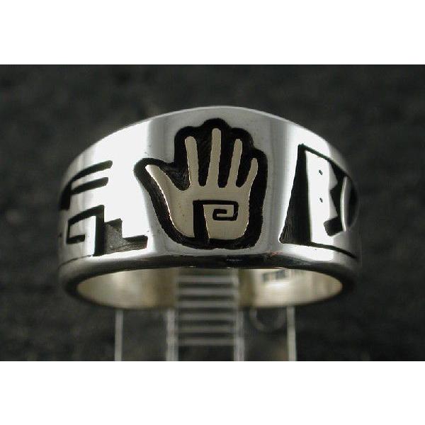 作者：Milson Taylor（Hopi)素材：スターリングシルバー、14Kゴールドサイズ：17.5 (2サイズまで調整可)最大幅：前 約1.1cm最小幅：後 約5mm厚さ：約1.5mm