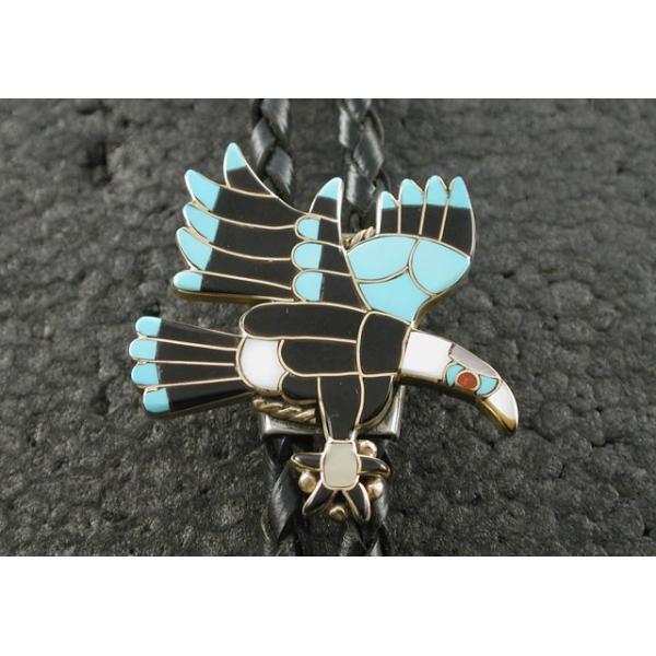 作者：Janet Amesoli (Zuni)素材：ターコイズ、シェル、コーラル、オニキス、14Kゴールド、ステンレススチール、牛革縦：約3.6cm横：約3.7cm厚さ:約3mm革ヒモの長さ：約50.0cm