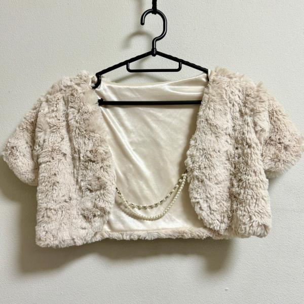 ご覧いただきありがとうございます。【 商品概要 】Pagne Collection ファーボレロ エコファー オフホワイト パール調チャーム付 パーティ です。【 商品情報 】・カテゴリ ウィメンズ・カラー オフホワイト・中国製・素材 　［...