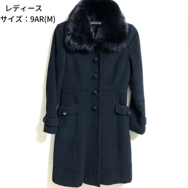 ご覧いただきありがとうございます。・シンプルかつ、ポケットにワンアクセントある、とても可愛らしい5つボタンのコートです。・きつねのファーをつけてゴージャスに、ファーを外してシンプルなベーシックスタイルにと使えるアイテムです。【 商品状態 】...