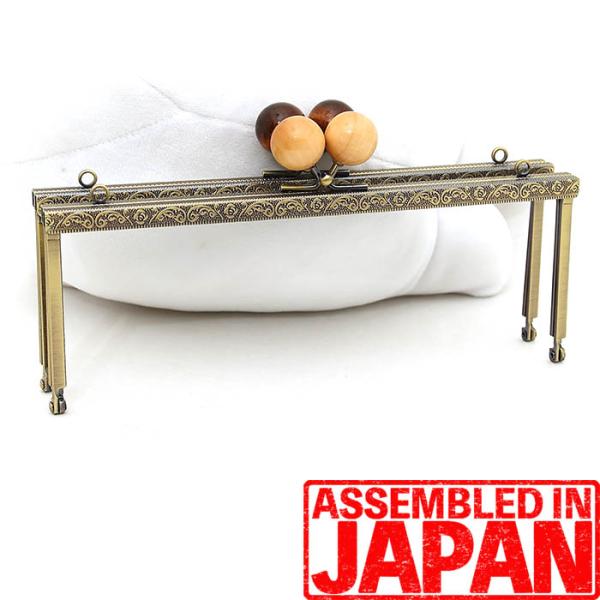 とっても可愛い浮足口金新登場！艶ありの木製玉で高級感もUP！一味違うお洒落ながま口が作れます。長財布やお財布ショルダーバッグにぴったり♪ぜひ一度お試し下さい。※型紙・レシピ・紙ひも等は付属しておりません。※サイズ・重量・開閉の硬さには個体差...
