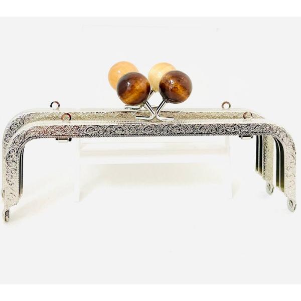 高級感ある木製玉使用の口金が新登場！シルバーの装飾入りフレームに木玉が映えて、とってもお洒落な作品に仕上がります♪---------■ご案内■角型口金はカーブ部分を成形する際にどうしてもシワのようなヨレが出てしまう場合がございます。生産方法...