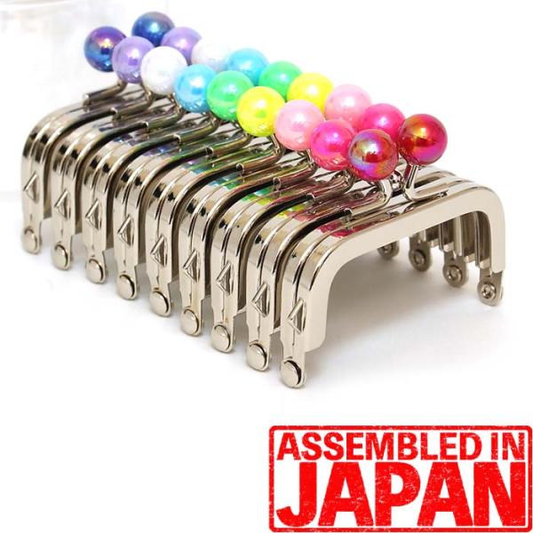 とっても可愛いオーロラあめ玉付きのミニサイズ口金です♪全9色！全色揃えたくなる可愛さ♪定番商品とはまた一味違う雰囲気に仕上がります♪アクセサリーケースやストラップ、小銭入れ等ぜひ色んな作品制作のおともに♪【ご注意】・玉やフレームに多少の小傷...