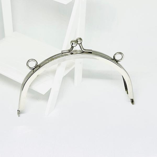 激安赤字商品------------・全体的に薄い「シミ」「傷」がある商品です。B〜C品ですから、通常より目立つシミや傷があることご了承いただければ幸いです。材料が薄いので、通常の口金より軽いです。がま口金具の重さが気になる方にもおすすめし...