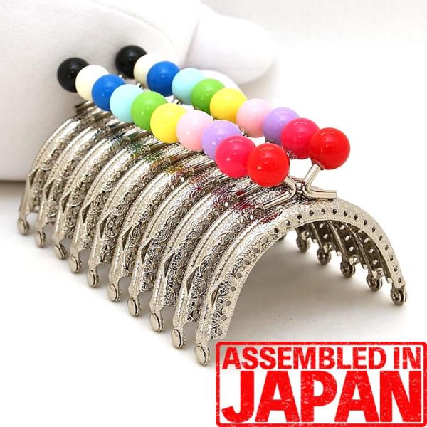 シルバーの装飾フレームとカラフルなミニ玉を合わせてとっても可愛く仕上がりました♪縫い付けタイプは頑丈で、ステッチも可愛いがま口が出来ます！小物ポーチや小銭入れのハンドメイドにぜひ挑戦してみて下さいね♪【注意事項】■レシピ・型紙等の付属品はご...