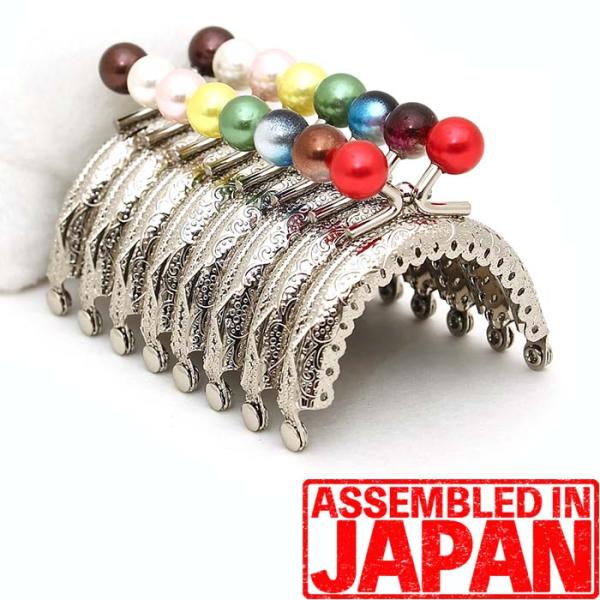 可愛い波型フレームに、いろんなカラーのミニミニパール玉を合わせました！全色揃えたい可愛さ♪小銭入れやミニポーチのハンドメイドはいかがでしょうか♪色々な作品にぜひお試し下さい♪-----★6.5cmサイズの単色玉も販売中★少しデザインは異なり...