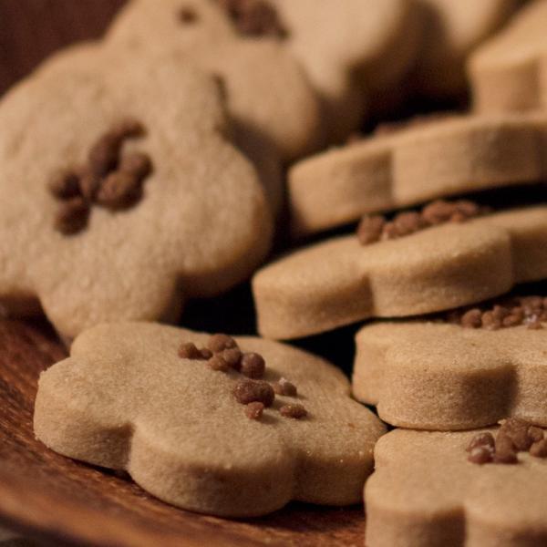 花形のシンは黒糖の粒。自然そのままの沖縄黒糖の風味が拡がります。抜き型タイプ：さっくりさせるため、生地に空気を入れて一晩ねかせます。