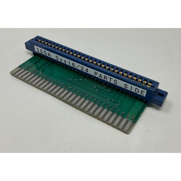 セガのシステム16 / 24のゲーム基板をJAMMA筐体で稼働させる場合に必要となる変換アダプタ、中古です。テストで使用しているビデオゲーム筐体、ゲーム基板は含みません。稼働チェック済み、正常に動作しました（テストゲーム基板：セガ フラッシ...