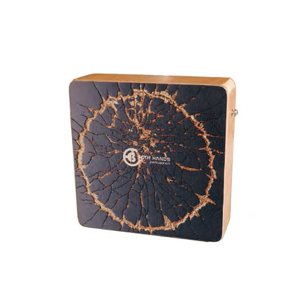 人気沸騰のBOTH HANDS のトラベルカホンの上位機種が遂に発売！厚みを10cm まで引き上げ、生のボンゴサウンドとカホンサウンドがよりリアルになりました。最大の特徴はコンデンサーマイクで集音するアクティブ回路ピックアップを搭載。ライブ...