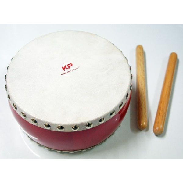 伝えたい日本の音・・・昔ながらの伝統のフォルムをいかし、モダンにデザインした大人気の和太鼓です。どこか懐かしい、独特の和の音を楽しめます♪ ■付属品 バチ×2本■サイズ φ180×80mm ■素材 ラバーウッド(ボディ)、本革（ヘッド）、メ...