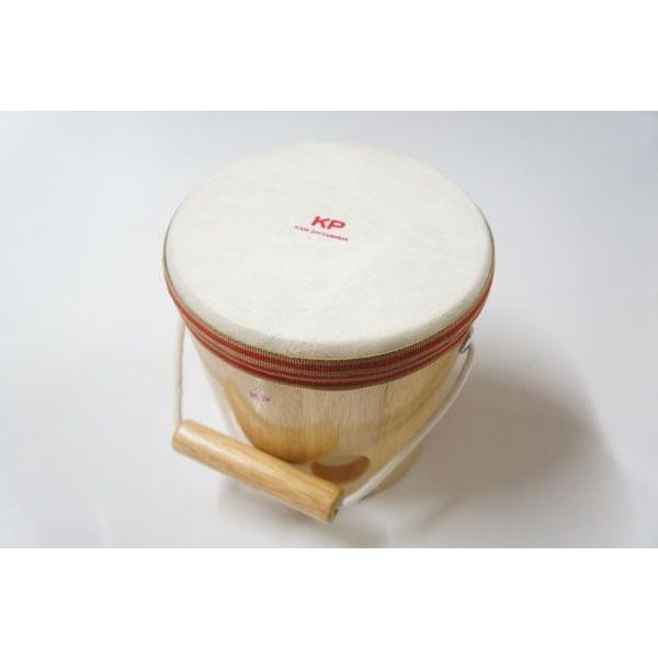 ボディにサウンドホールが付いているので、フロアードラムとしても◎音の響きが自慢です。ストライプテープはオリジナルで織り上げました。 ■サイズ φ165×155mm ■素材 ラバーウッド(ボディ),本革（ヘッド),綿（ロープ）MADE IN ...