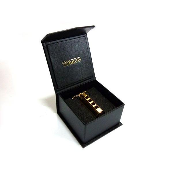 長さ35ミリの超小型ですが、C調に正確に調律したハーモニカです。ペンダントとしてアクセサリーにも人気があります。1オクターブ8音の音がありますので多くの曲が吹けます。また調子笛としても使われています。【主な仕様】4穴8音※本体の大きさは、夫...