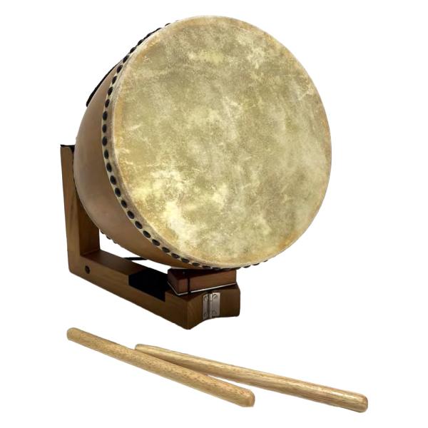 厳選された木材と楽器用として製作された革を使用し、本格的に演奏頂ける本格和太鼓です。【ご注意】銅の木も、打面の革も天然素材ですので湿気を吸収したり排出したりします。乾燥している時は乾いた音、梅雨などの多湿時は、革がたわんで張りのある音が鳴ら...