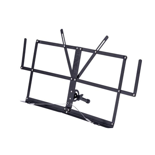 BS010BBは、卓上用に特化したデザインの譜面台です。平らなスペースさえあれば、あらゆる場所で簡単にセットアップできます。4つのページリテイナーで楽譜や本が滑り落ちないよう固定可能。音楽用に限らず、読書用やレシピ本立てなど、さまざまな用途...