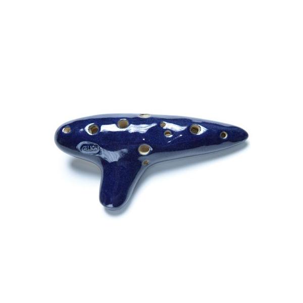 アウロスオカリナは、原料に滋賀県信楽の肌目細かい陶土を用いています。一つずつ丁寧に整音・調律したものを素焼きした後、仕上げに釉薬(うわぐすり)をかけ1200度の高温で本焼きします。密度が高く重い材質で作られているため、柔らかく、かつ透き通る...