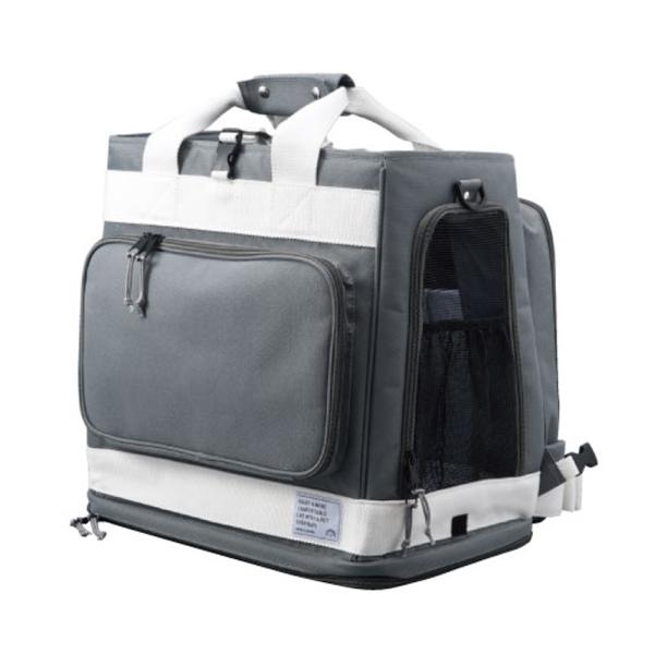 飼い主と動物とがいつ体験するかわからない「災害」を想定して設計されています。災害時でもペットを思いやれるリュックというのは、日常でも居心地の良い空間にできるのではないかと考えたためです。連休には新幹線で帰省したり、お気に入りのカフェに行った...