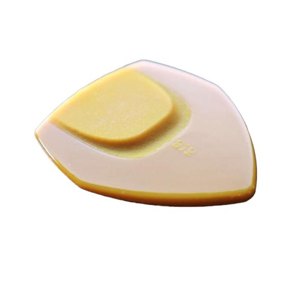 1/100mmの精度を追求する 妥協を許さないジャーマンテクノロジーがギターピックを変えた!ギタープレイやサウンドにも革新をもたらす先進的ギターピック日本上陸！中央の隆起した台地のようなエリアによって、より質量が追加され、より太くて充実した...