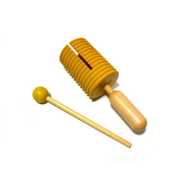 ラテンの楽器−「ギロ」。 本来は、ひょうたんを乾燥させ、ギザギザをつけた楽器ですが、 木の筒の表面に、同じギザギザをつけた木製の「ギロ」です。 木の棒でこすって音を出したり、バチの玉のほうで叩いたりして、 色々な音が楽しめます。 スピードを...