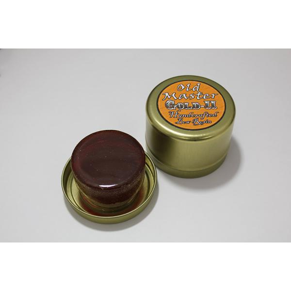 オールドマスター社の松脂は、アメリカ コロラド州にてハンドクラフトで製作されています。伝統的なレシピに則り、4種類の木樹脂などを使用して製作されています。特徴として突出しているのは “引っかかりの良さ” です。力強くパワフルなトーンとクリア...