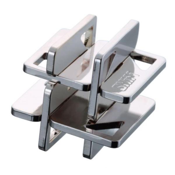 4つの板状のピースが互いに干渉しあうことで絶妙なバランスで組み合ったパズル。遊んでいる時の直線的な動きからは想像しがたい思わぬ動きで、一瞬にしてはずれてしまう。小谷善行氏と Kirill Grebnev のデザイン。