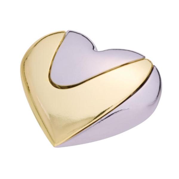 2018年にクラウドファンディングで、目標金額の302％を達成した、身に着けれる“ネックレスとして使える”知恵の輪『HUZZLE Heart of Hearts』をベースに『はずる キャストラブ』として生まれ変わりました。