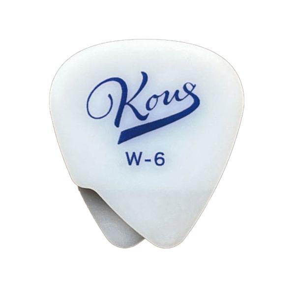 厚さ、形状の違うフラットピック2層を特殊技術で重ねた「Kous W-6 レイヤードピック」が誕生しました。特別なナイロン素材を使用し、柔らかさ、しなやかさを追求。6弦ギターで12弦ギターに近い音色、輝きを実現します。枚数：1枚