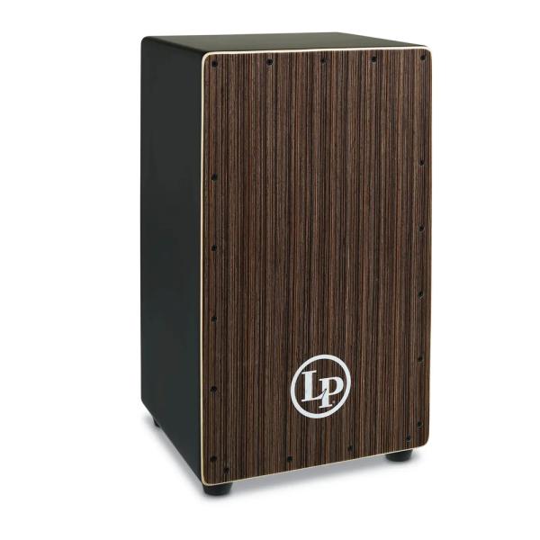 Made in USA シリーズのLP Black Box Cajonの新デザイン。オールウッドボディにバルチックバーチのサウンドボードで、アンティック・ブラックフィニッシュ。Adamas Phosphor Bronze ストリングを使用し...