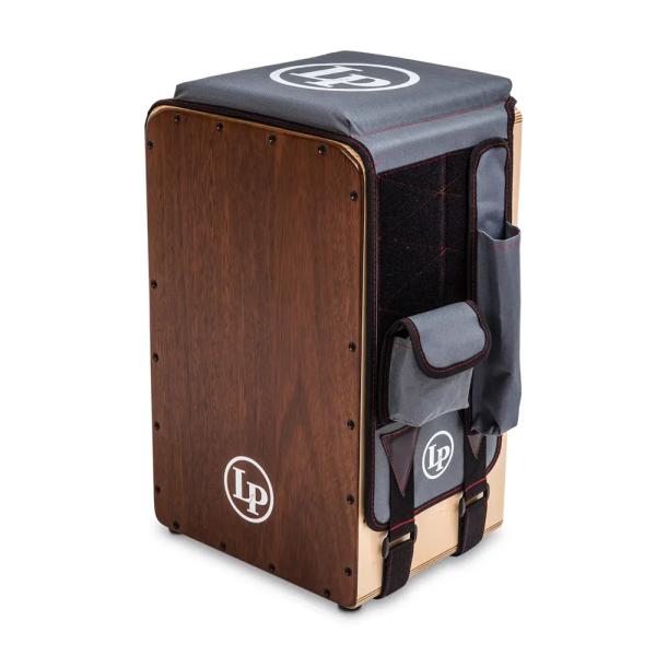 カホンの上に敷けるシートで長いプレーに最適。ベルクロで巻く長さが調節でき、サイドにアクセサリとブラシをセットできます。