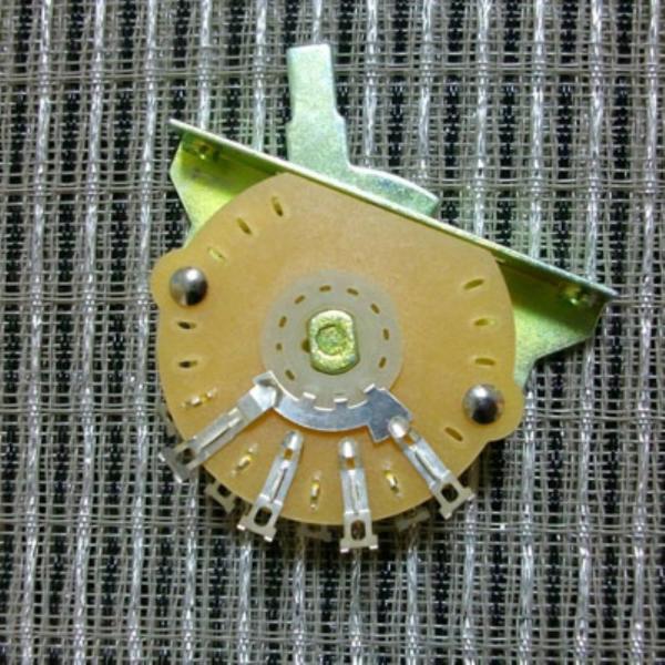 耐久性に優れ、高級感溢れるオープンタイプのレバースイッチです。US規格(#6-32)のスクリューホール、レバー先端の形状を採用しております。このスペックで脅威の価格を実現致しました。主にテレキャスター向けの3段スイッチです。