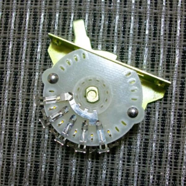 耐久性に優れ、高級感溢れるオープンタイプのレバースイッチです。US規格(#6-32)のスクリューホール、レバー先端の形状を採用しております。このスペックで脅威の価格を実現致しました。テレキャスターでの特殊配線用の4段スイッチです。