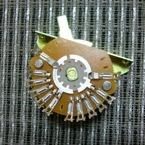 耐久性に優れ、高級感溢れるオープンタイプのレバースイッチです。US規格(#6-32)のスクリューホール、レバー先端の形状を採用しております。このスペックで脅威の価格を実現致しました。さまざまな特殊配線を可能にする4回路5接点のスイッチです。