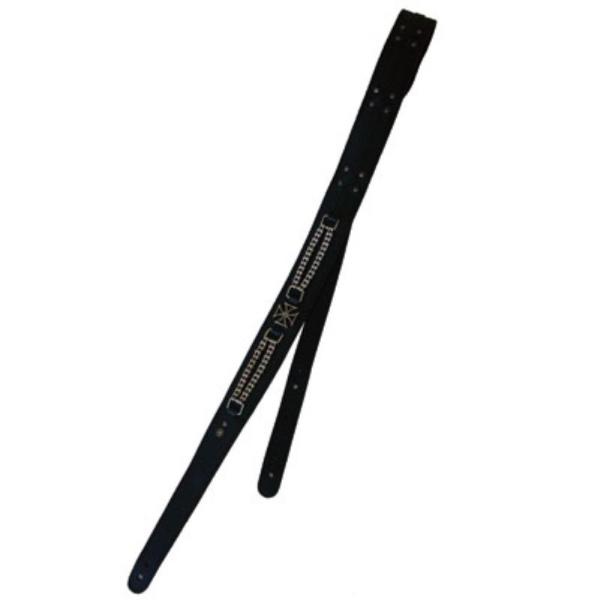 1.75インチ（44.5ミリ)幅のパッド入りソフトレザーを使用。クロス、バイクチェーン、 リベットの配置が美しい。長さは120〜140cmの範囲で調整可能。製造時期により、装飾部等のデザインが画像と異なる場合があります。