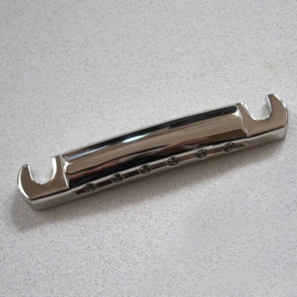 現存するアルミ・ダイキャスト・テールピースの中では、最もオリジナルに近いのではないでしょうか？スタッドの食い込みも深く加工済みです。