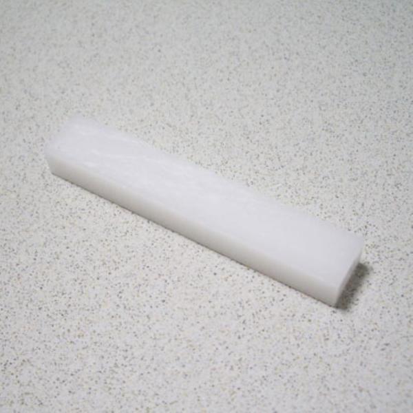 樹脂製で弾力性、粘りがあり、マイルドな音色です。ジュラコン・ナットとも呼ばれます。レスポールの改造に最適です。6 x 9 x 52 (mm)。